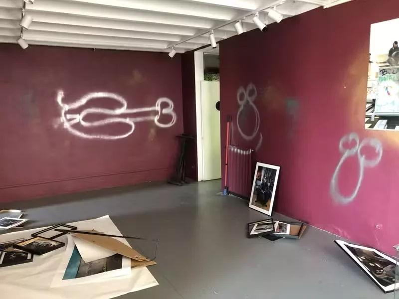 Une exposition féministe dégradée par des tags de phallus - Les ...